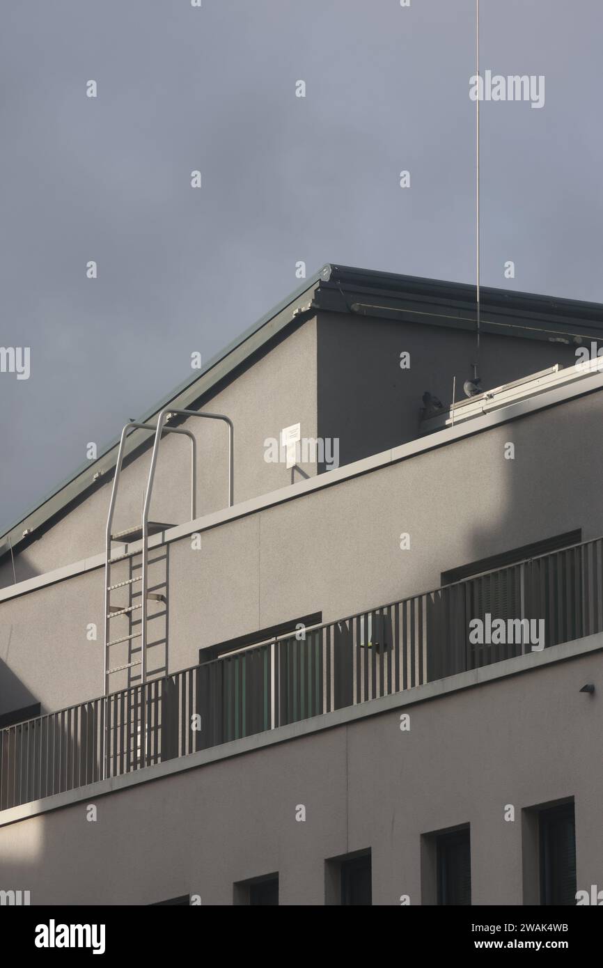 A ladder on top of a building house Stock Photo - Alamy