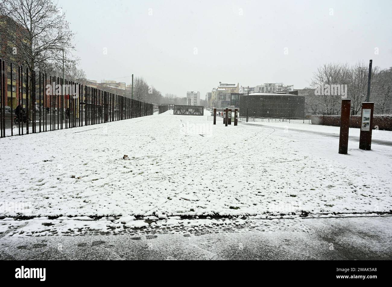 Schnee an der Bernauer Straße. Berlin, 05.01.2024 *** Snow on Bernauer ...