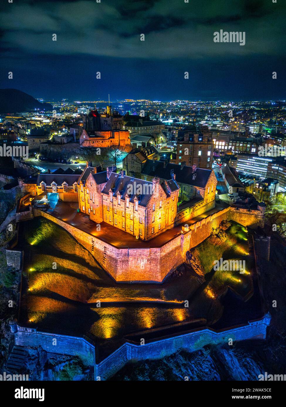 Night view of edinburgh castle hi-res stock photography and images - Alamy