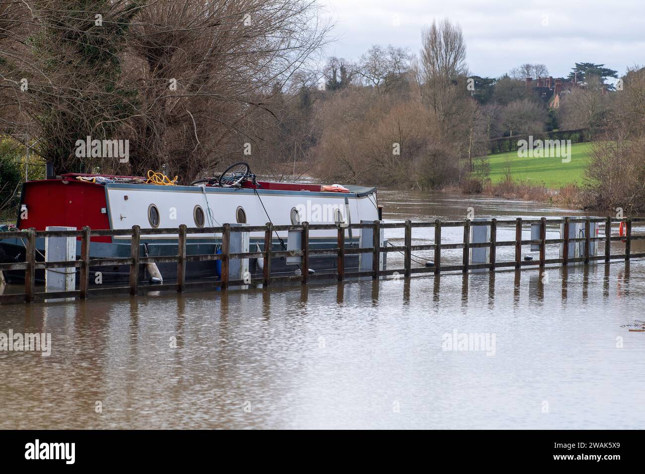 Shiplake, Oxfordshire, UK. 5th January, 2024. The River Thames has ...