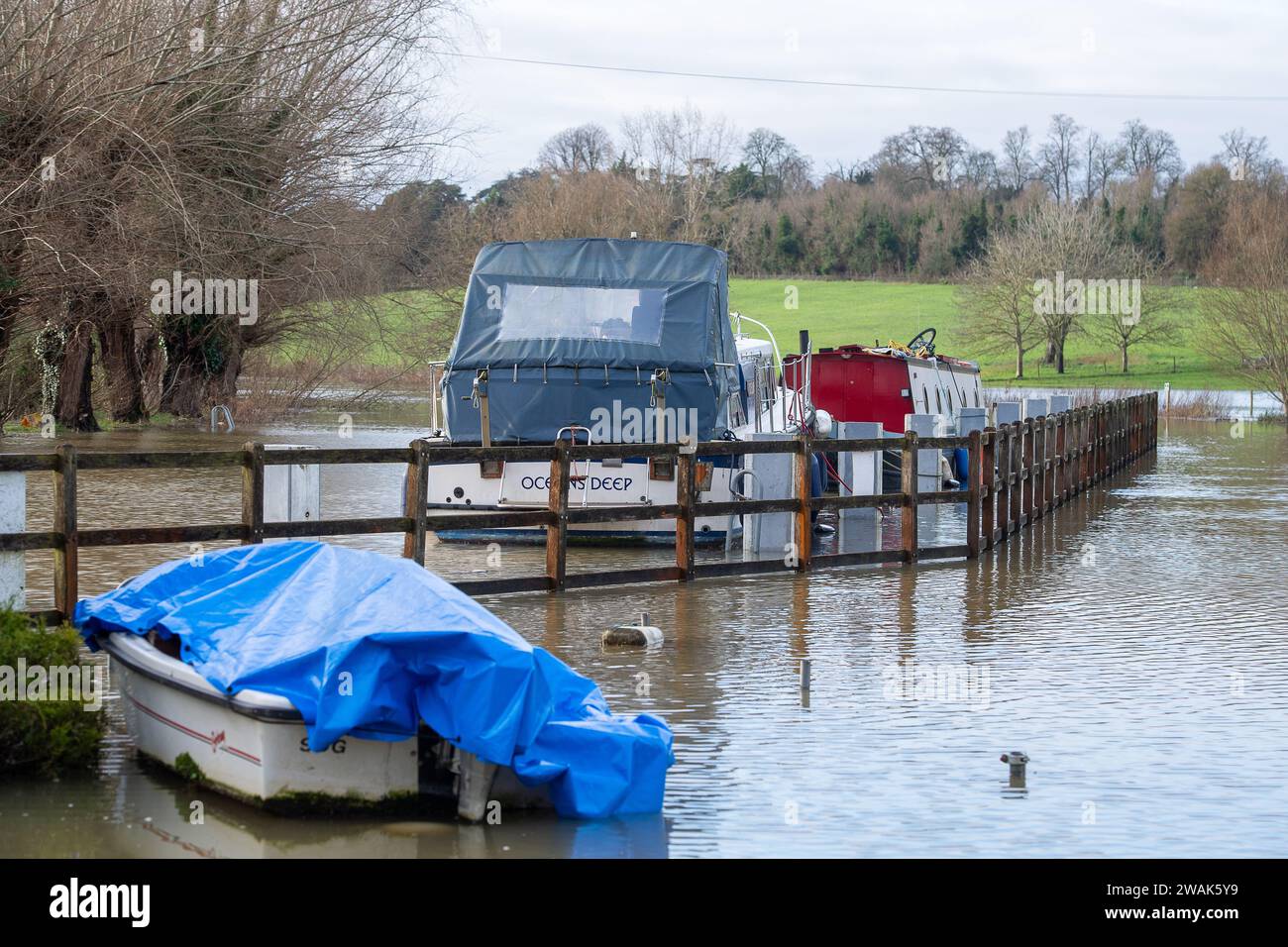 Shiplake, Oxfordshire, UK. 5th January, 2024. The River Thames has ...