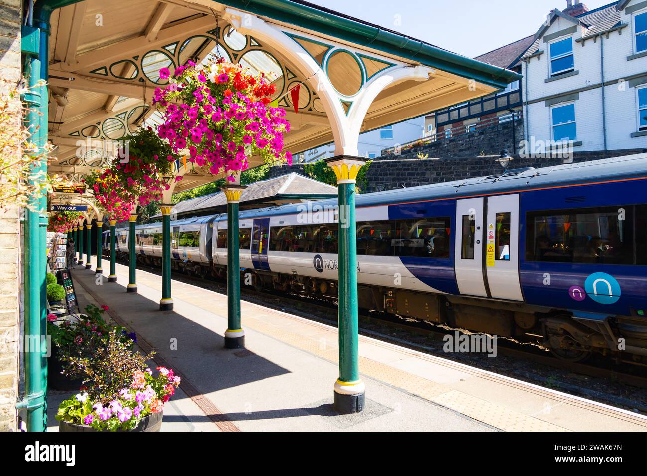 Train leaving station uk hi-res stock photography and images - Alamy