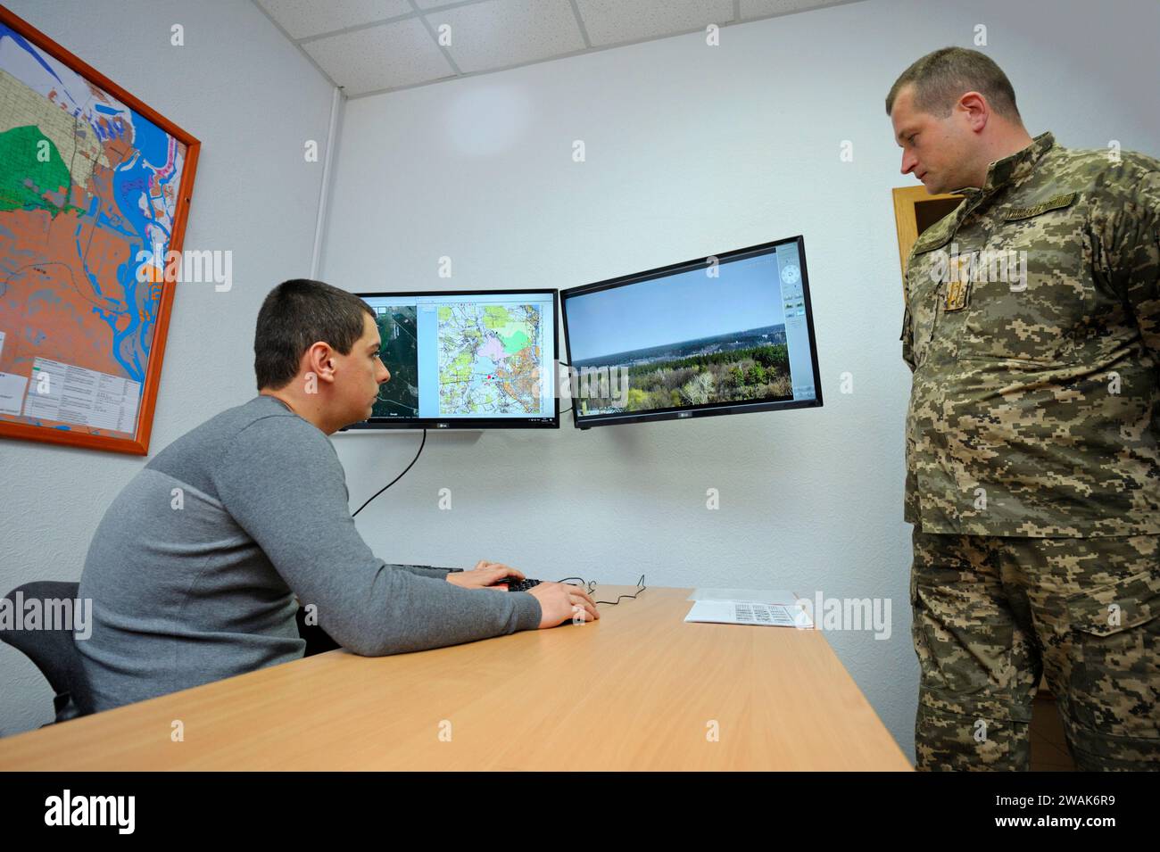 People in video monitoring room hi-res stock photography and images - Alamy