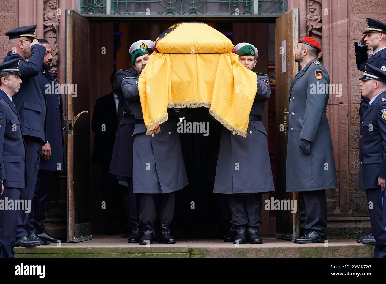 Offenburg, Germany. 05th Jan, 2024. Soldiers carry the coffin out of ...