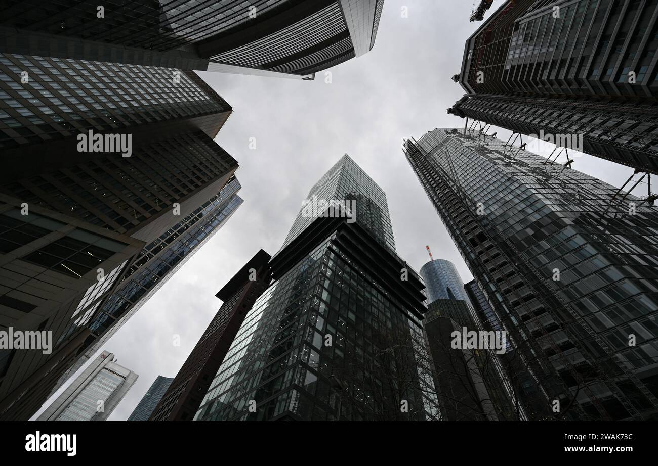 05 January 2024, Hesse, Frankfurt/Main: The densely packed high-rises ...