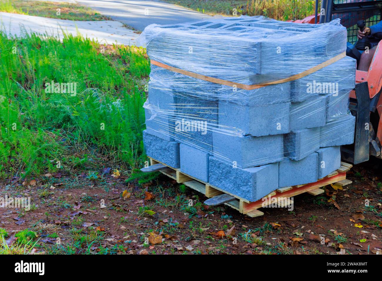 Workers place concrete blocks hi-res stock photography and images - Alamy