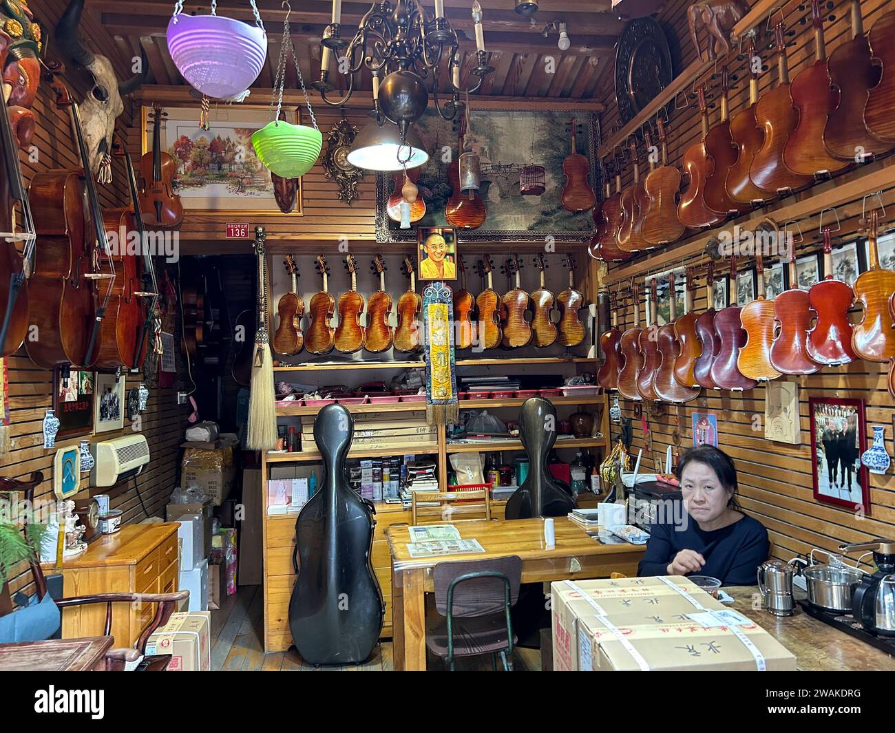 Oriental musical instruments hi-res stock photography and images - Alamy
