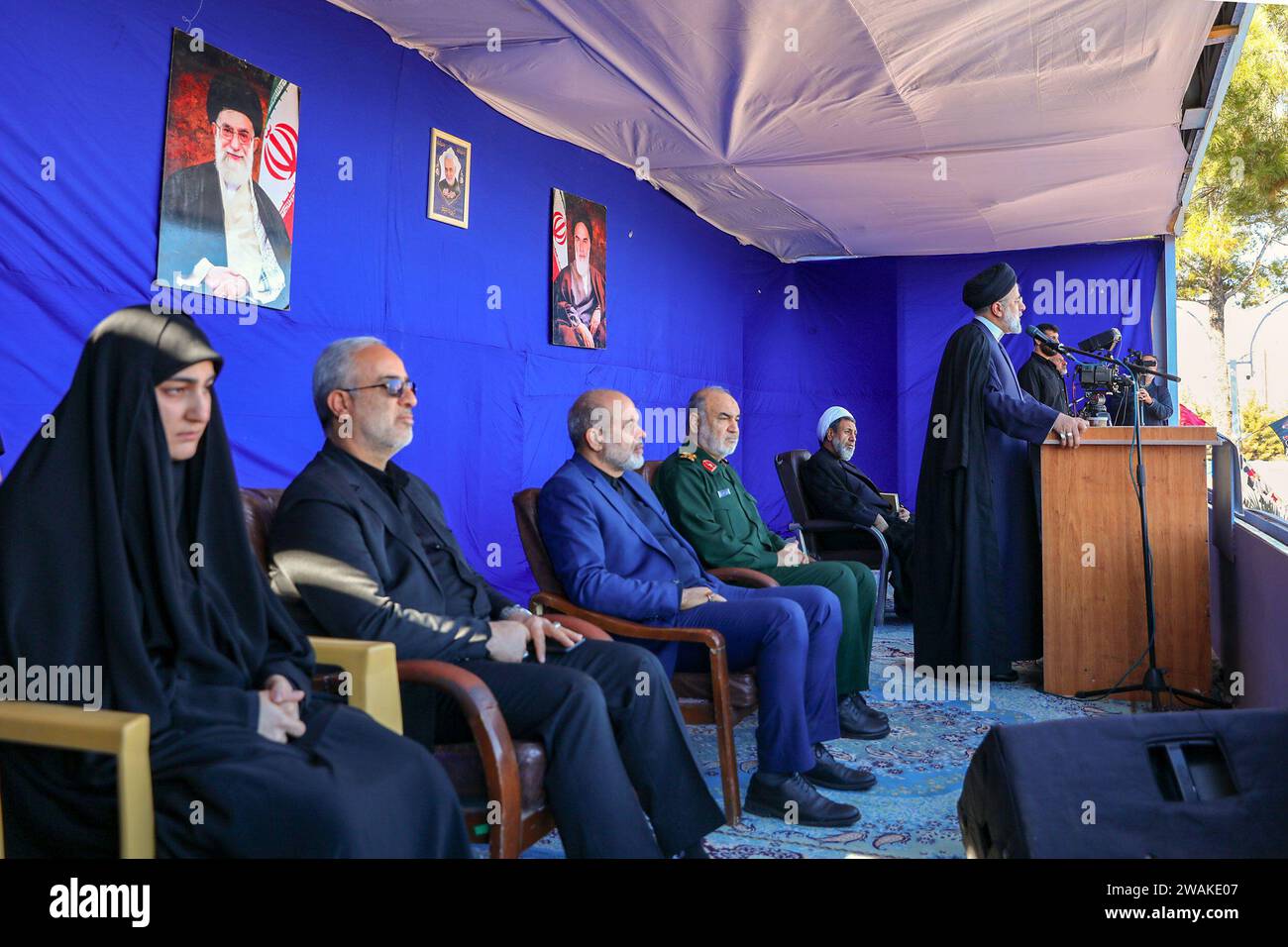 Kerman, Iran. 5th Jan, 2024. Iranian President EBRAHIM RAISI (R) speaks ...