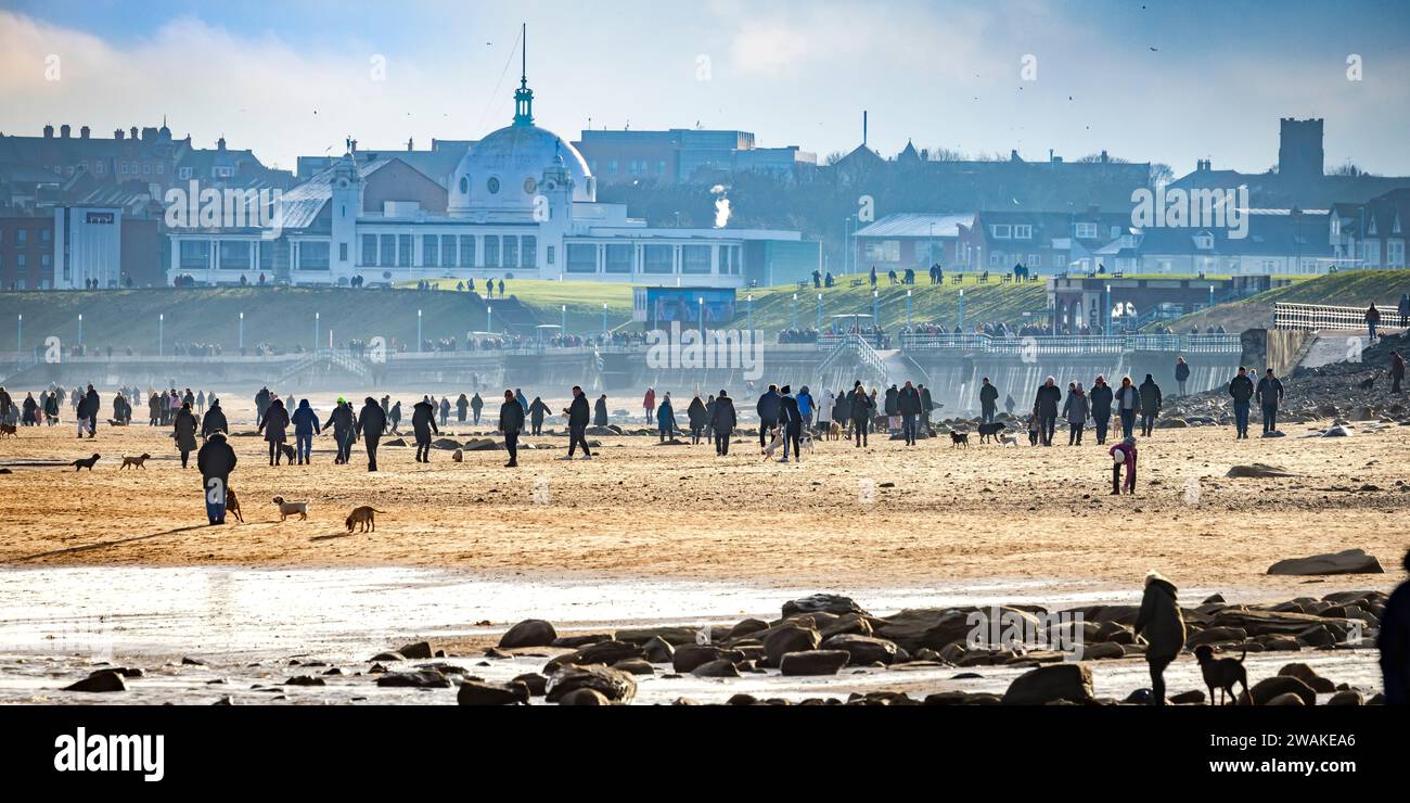 Whitley Bay Beach with crowds of people and Dome in background Stock ...