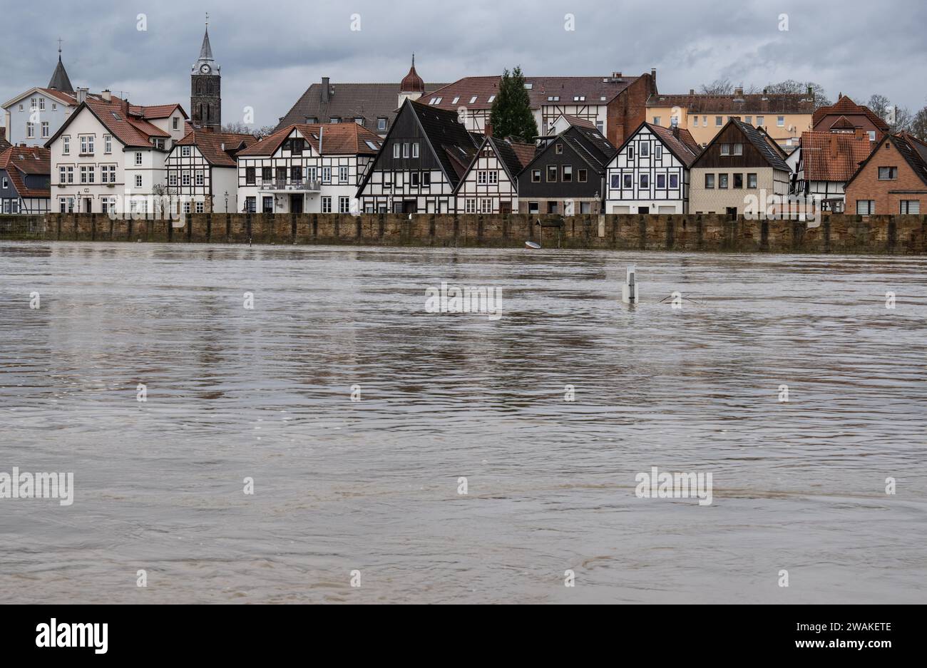 Minden, Germany. 05th Jan, 2024. The flood waters of the Weser reach as ...