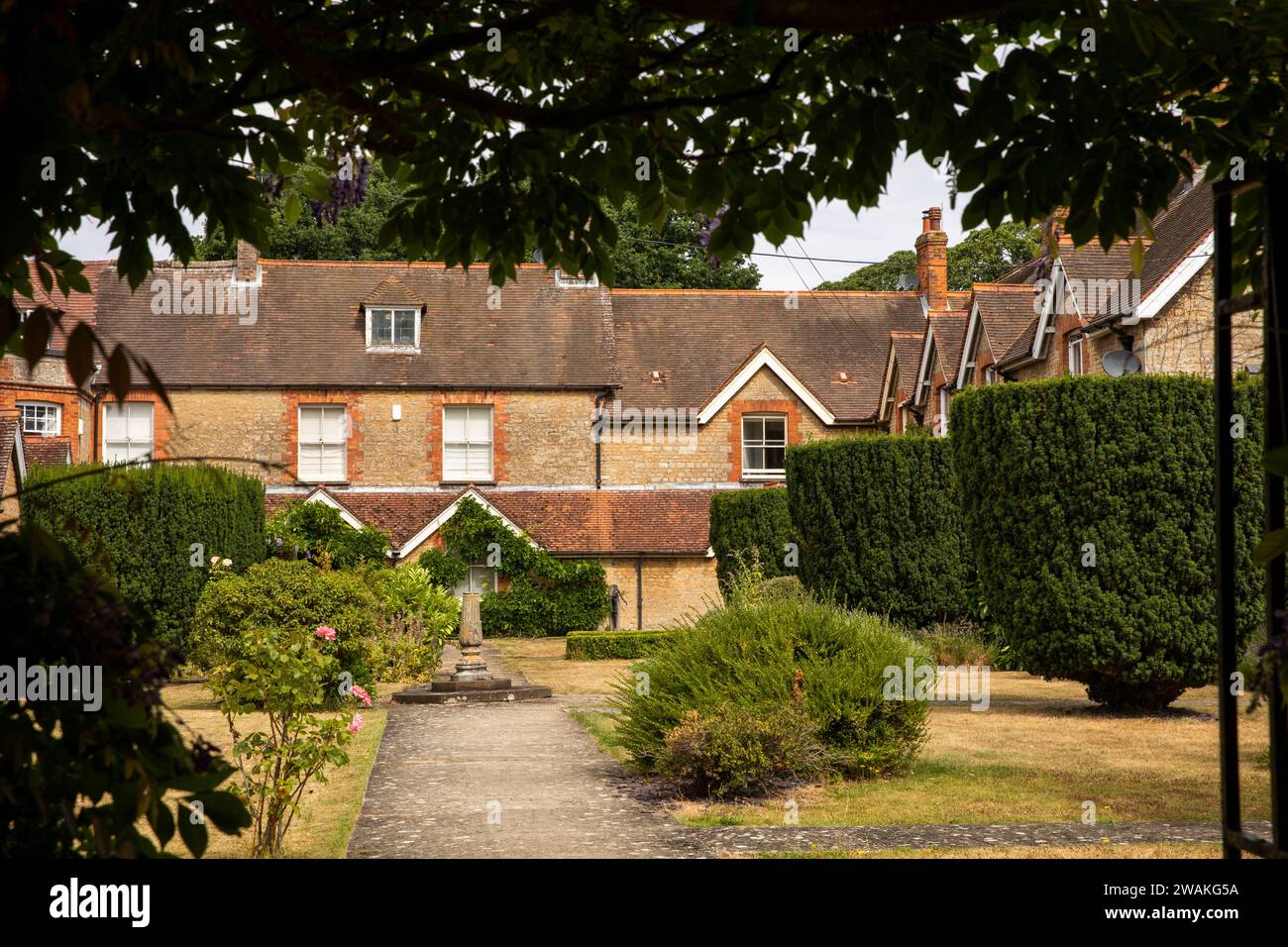 UK, England, Oxfordshire, Fringford, Main Street, enclosed garden of ...