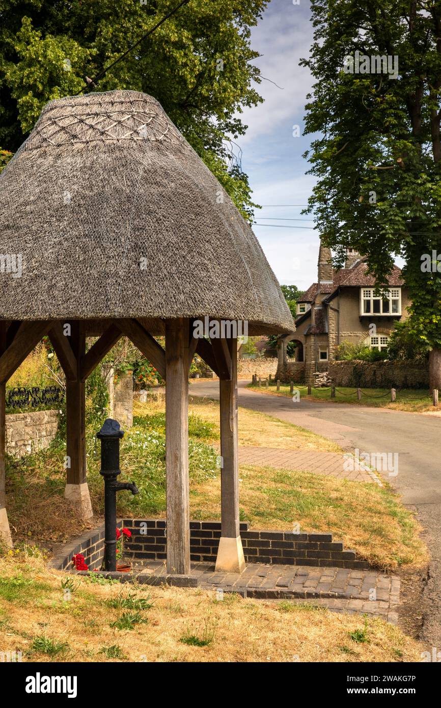 UK, England, Oxfordshire, Fringford, Main Street, thatched village ...