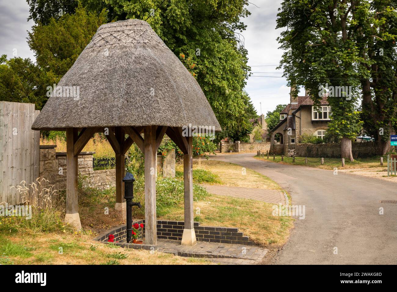 UK, England, Oxfordshire, Fringford, Main Street, thatched village ...
