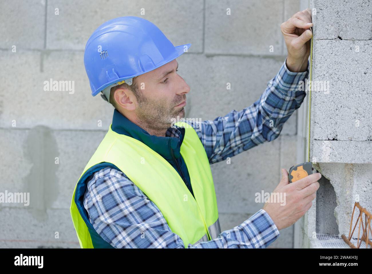 man measuring wall by meter Stock Photo - Alamy