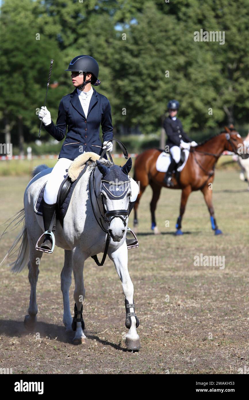 Teenager teenager teenager teenager reiten hi-res stock photography and ...