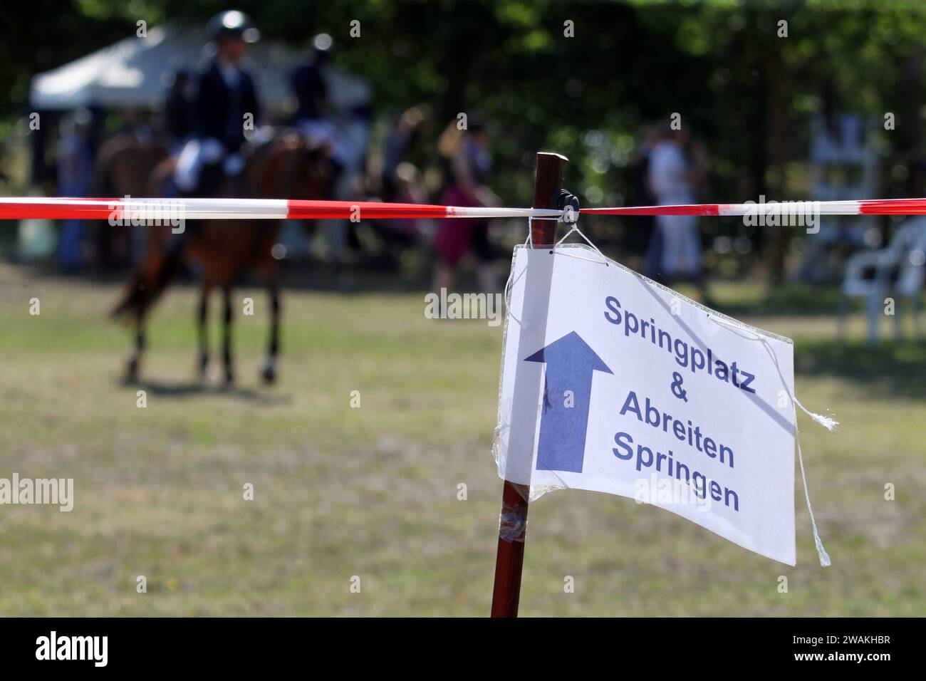 11.06.2023, Brieselang, Brandenburg, GER - Hinweisschild: Springplatz ...