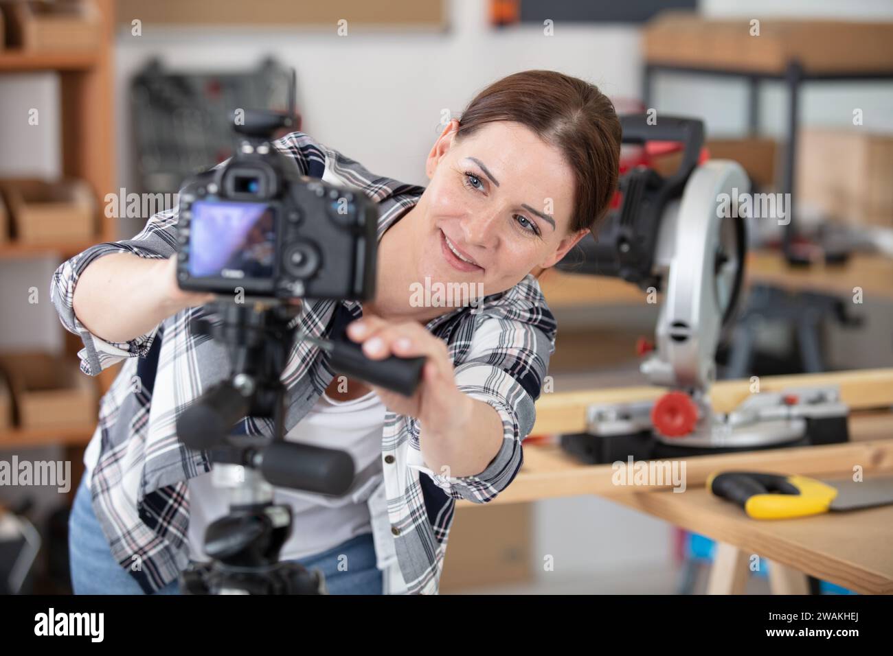 Woman preparing camera diy hi-res stock photography and images - Alamy