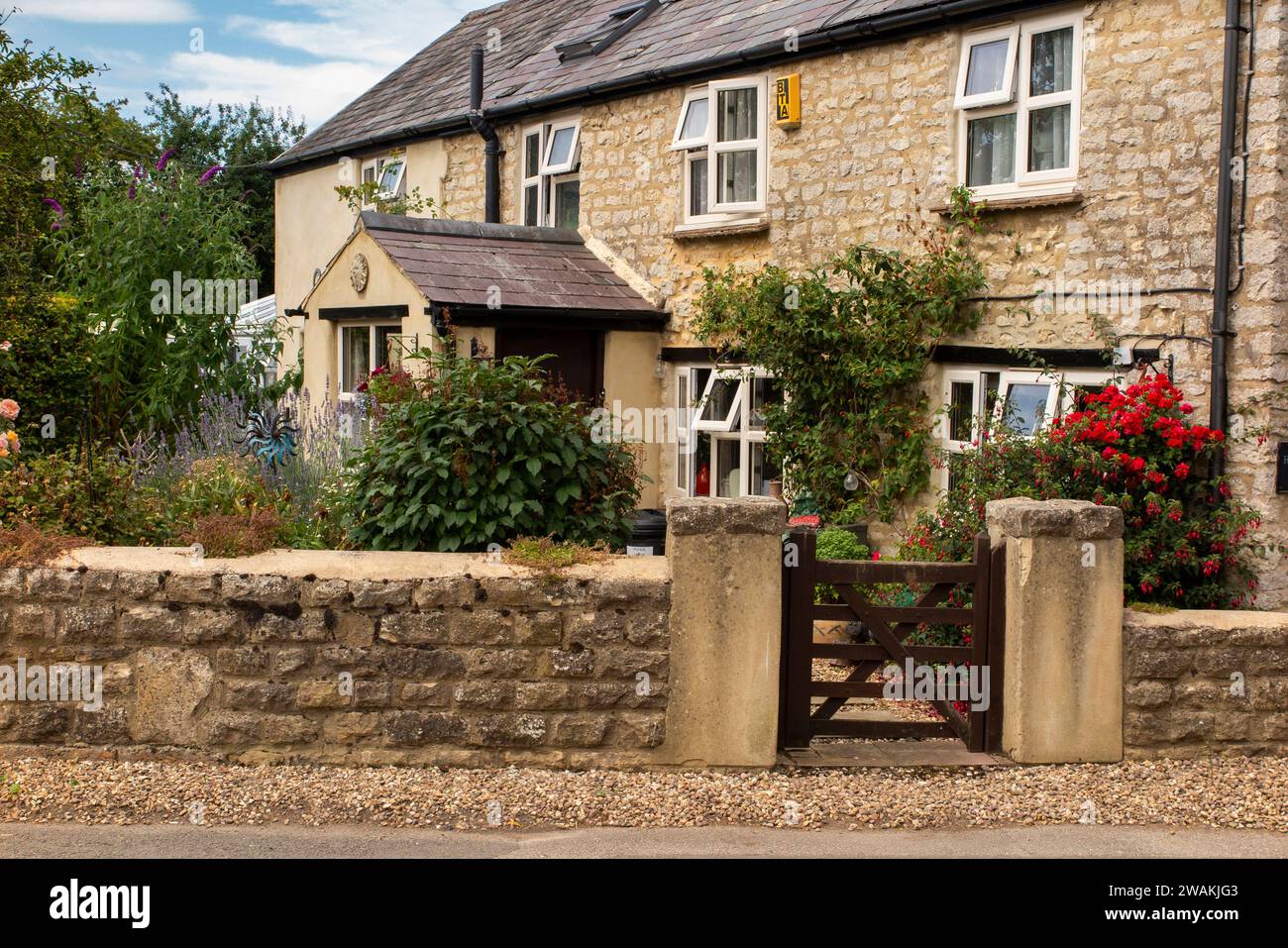 UK, England, Oxfordshire, Juniper Hill, cottage garden Stock Photo - Alamy