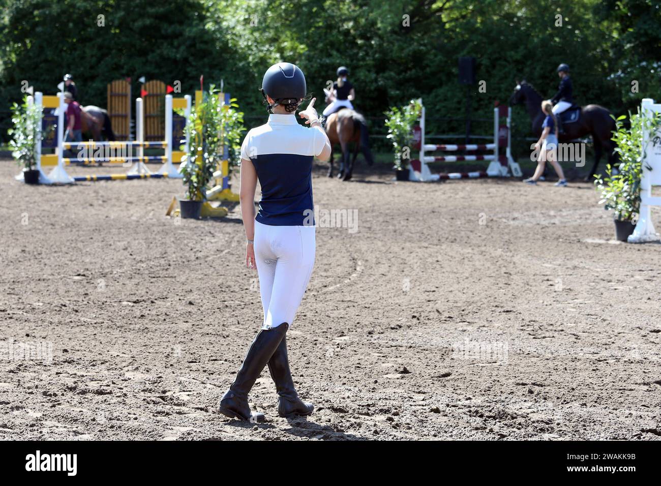 11.06.2023, Brieselang, Brandenburg, GER - Springreiterin geht den ...