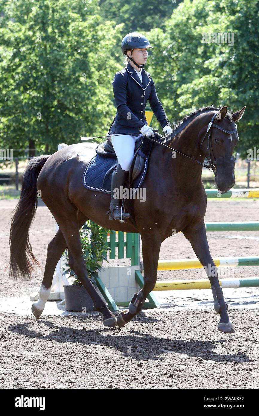 11.06.2023, Brieselang, Brandenburg, GER - Pferd und Reiterin auf einem ...