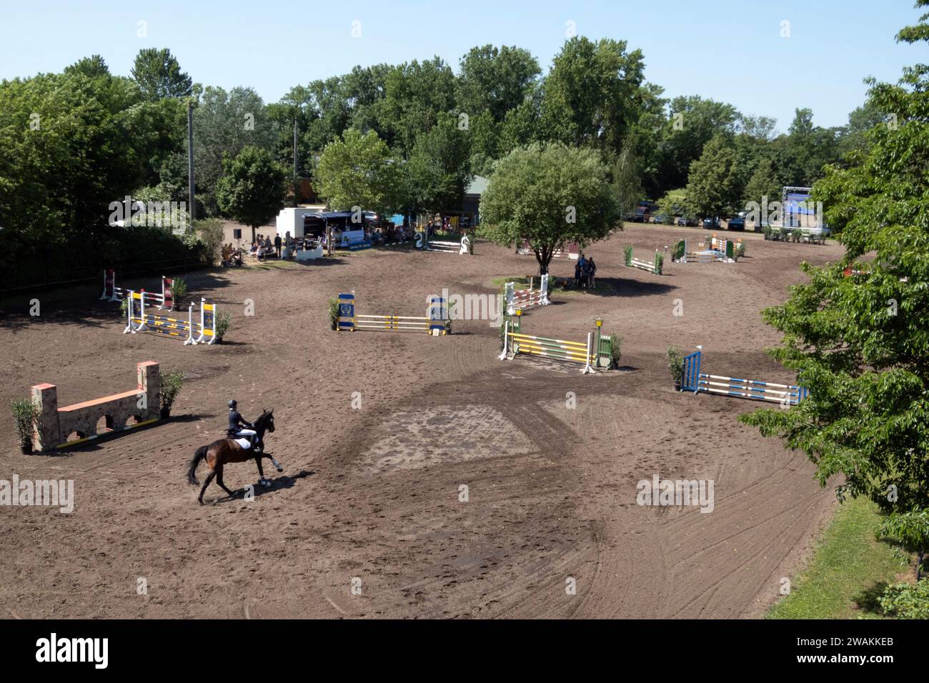 11.06.2023, Brieselang, Brandenburg, GER - Springparcours aus der ...