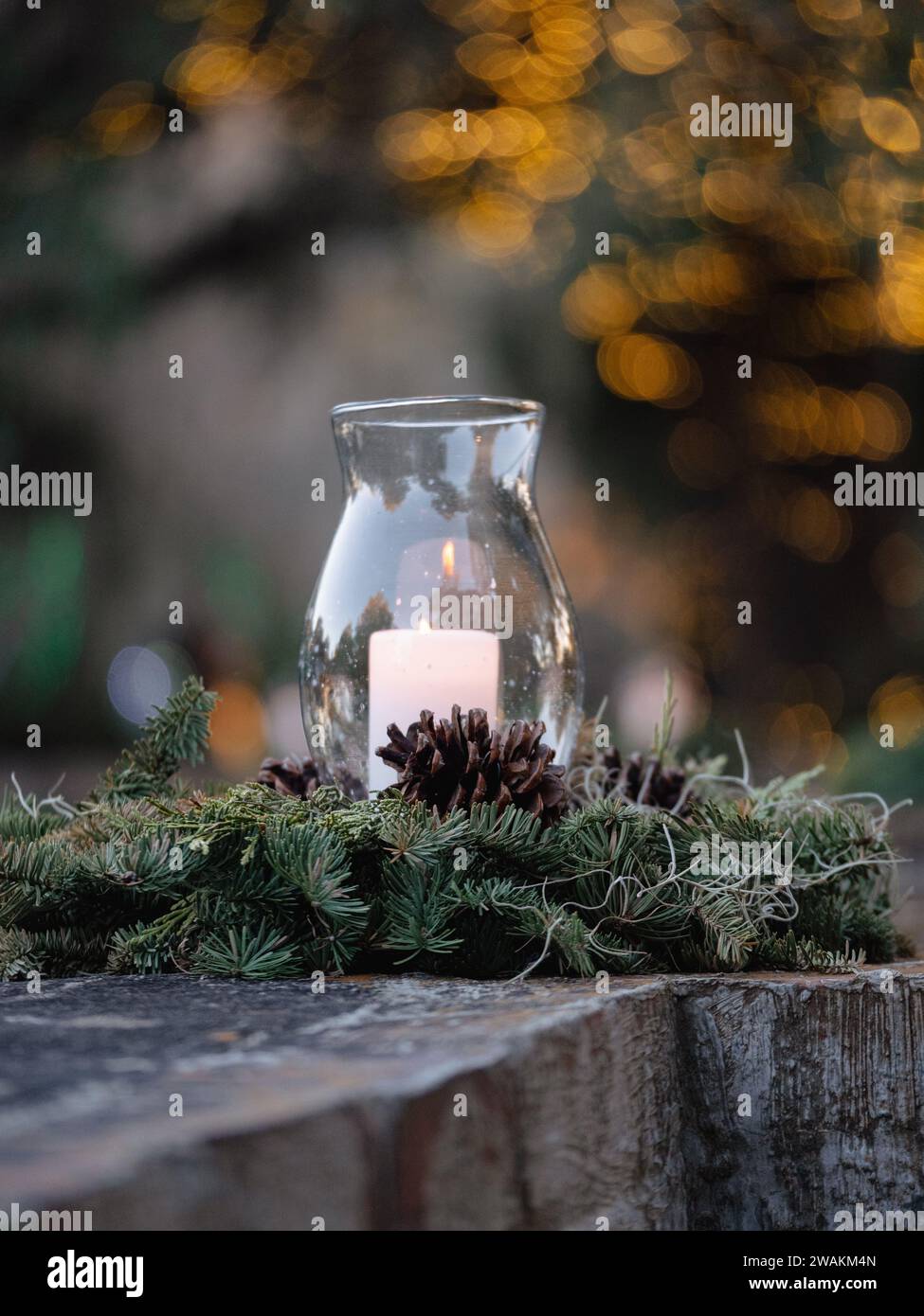 Single candle burning hi-res stock photography and images - Alamy