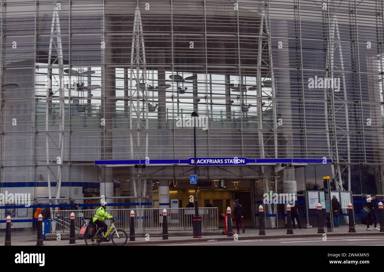 People travelling outside waterloo station hi-res stock photography and ...