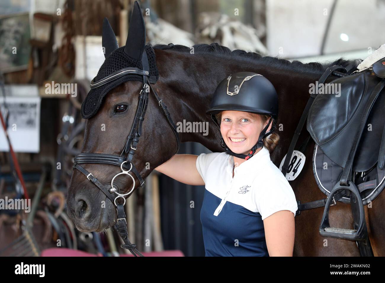 11.06.2023, Brieselang, Brandenburg, GER - Reiterin schaut neben ihrem ...