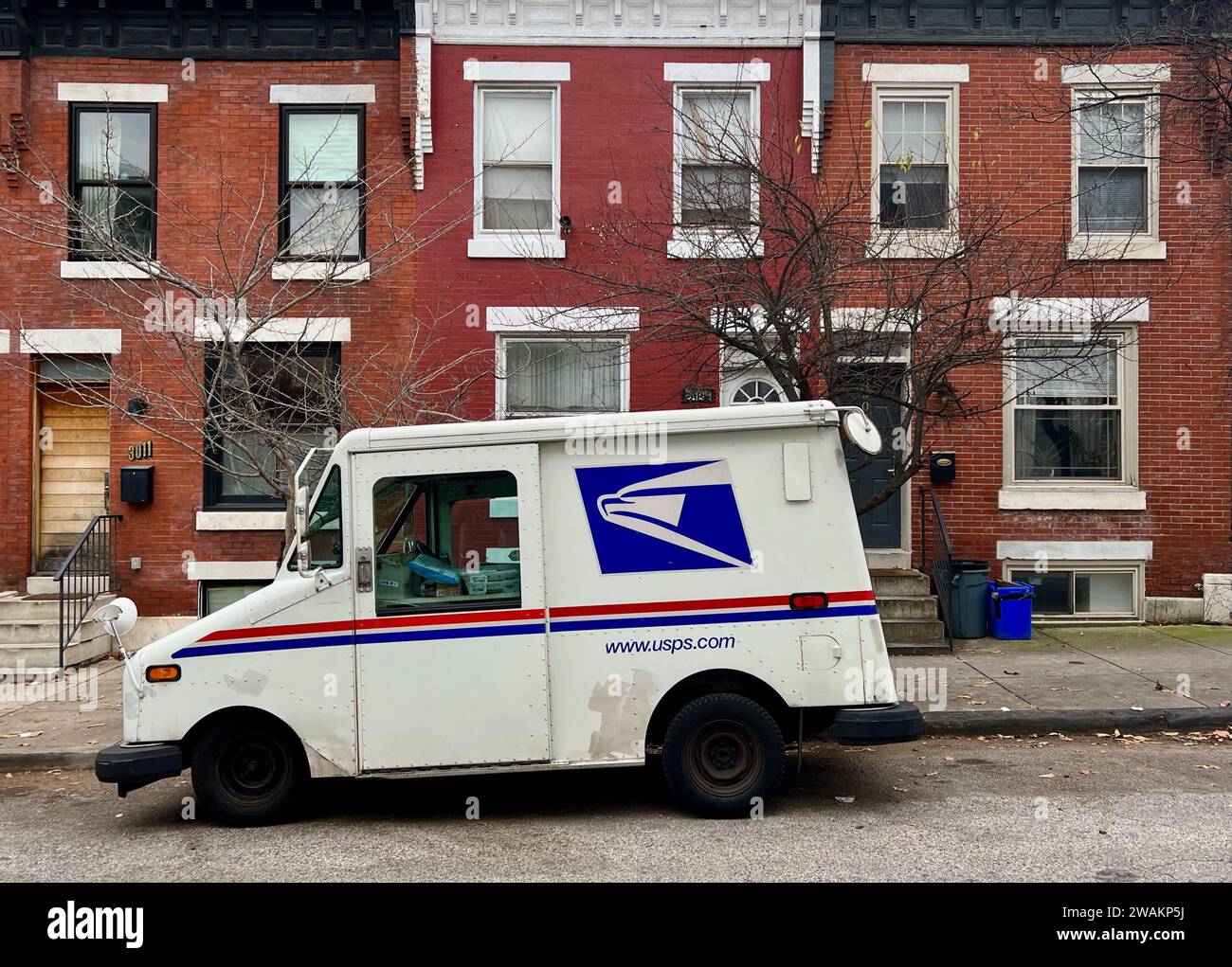 Deliver service workers hi-res stock photography and images - Alamy
