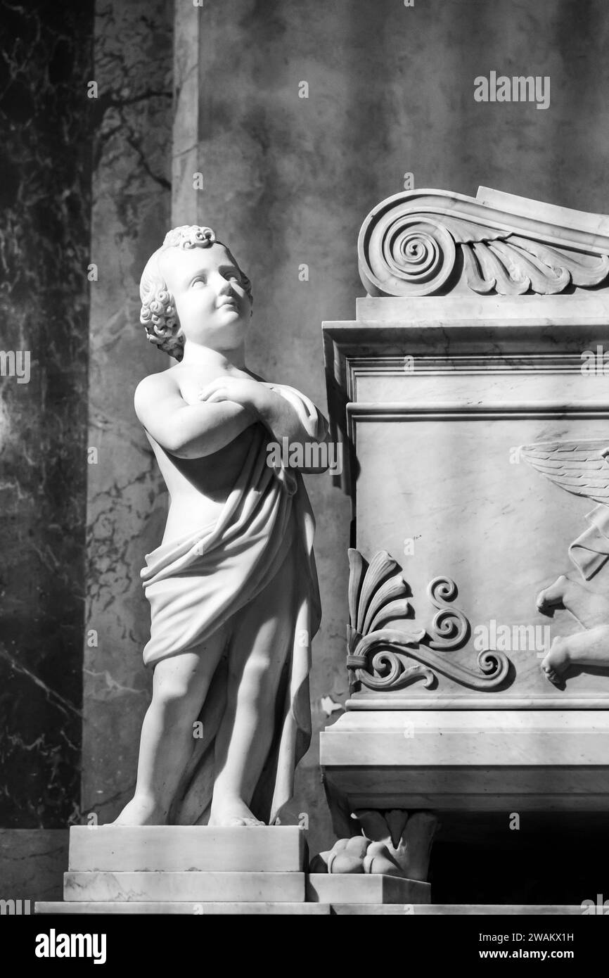 Statue of a boy hi-res stock photography and images - Alamy