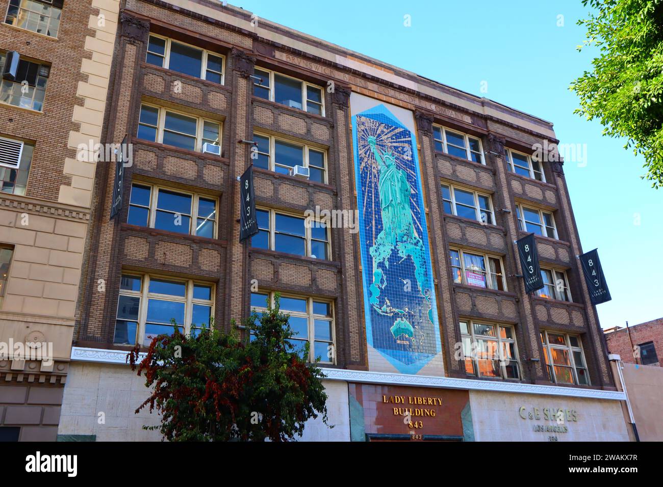Los Angeles, California: Lady Liberty Building, tile mural to ...