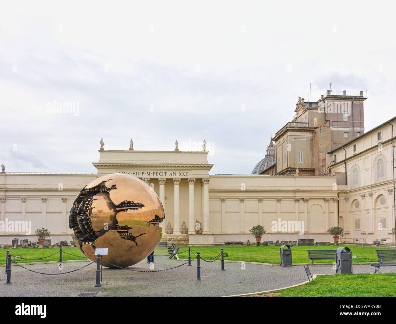 Cortile della pigna hi-res stock photography and images - Alamy