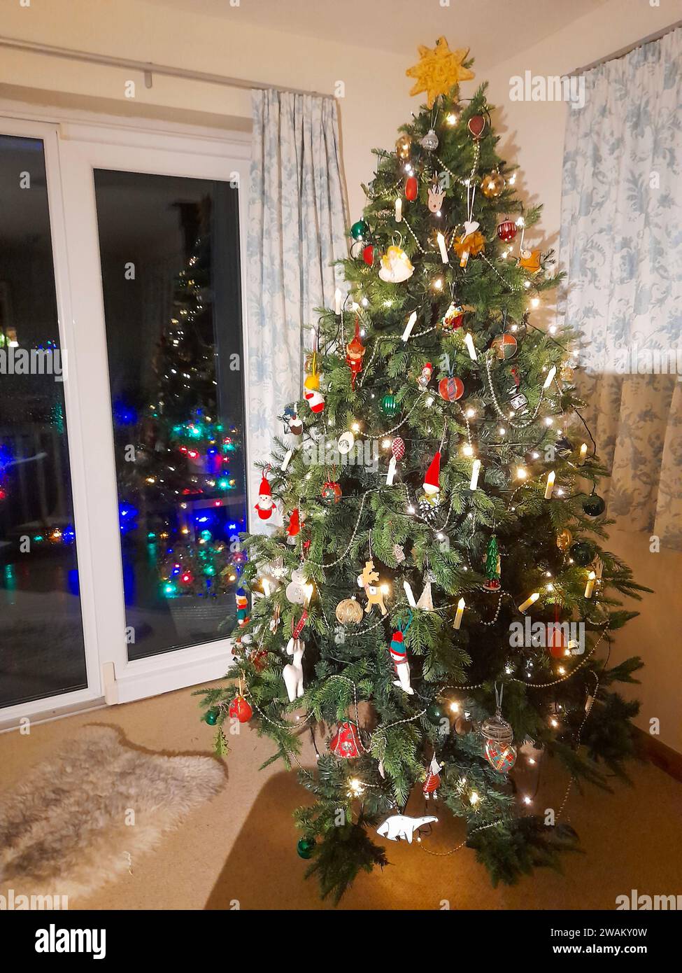 Christmas tree in a house hi-res stock photography and images - Alamy