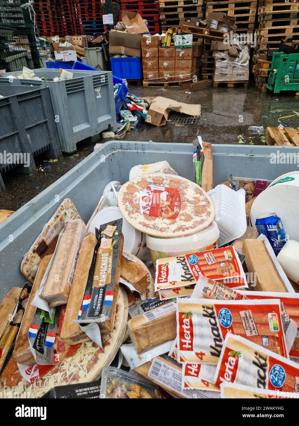 Food waste supermarket france hi-res stock photography and images - Alamy