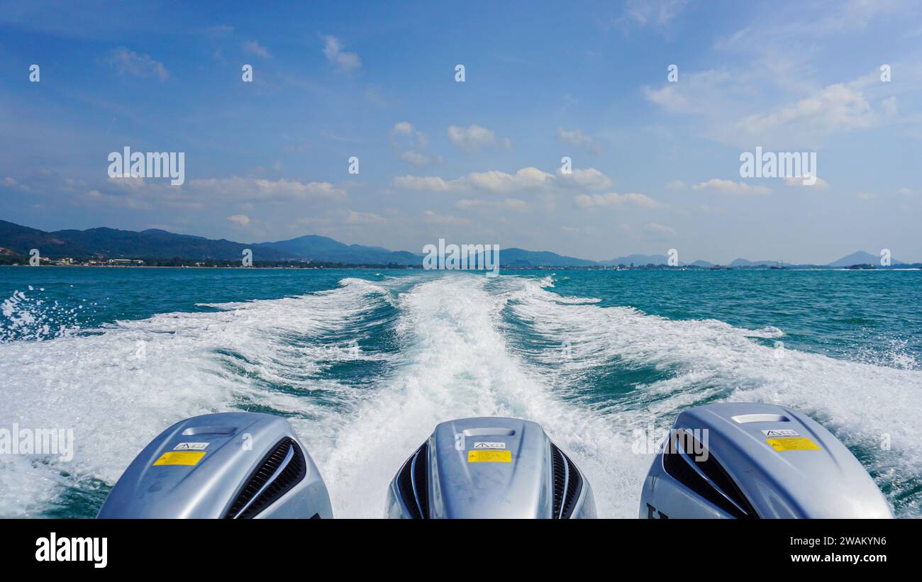 The transverse waves formed on the surface of water behind a motorboat ...