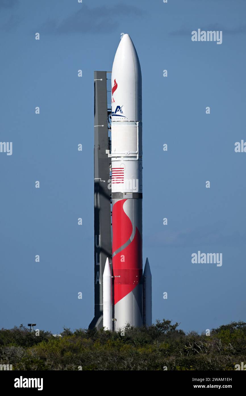 A United Launch Alliance (ULA) Vulcan rocket rolls out from the ...