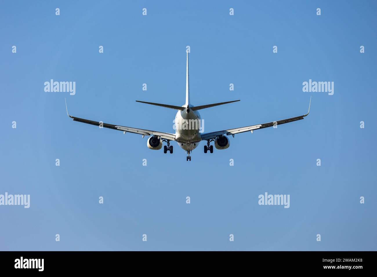 Aereo in atterraggio a Milano Malpensa Stock Photo - Alamy