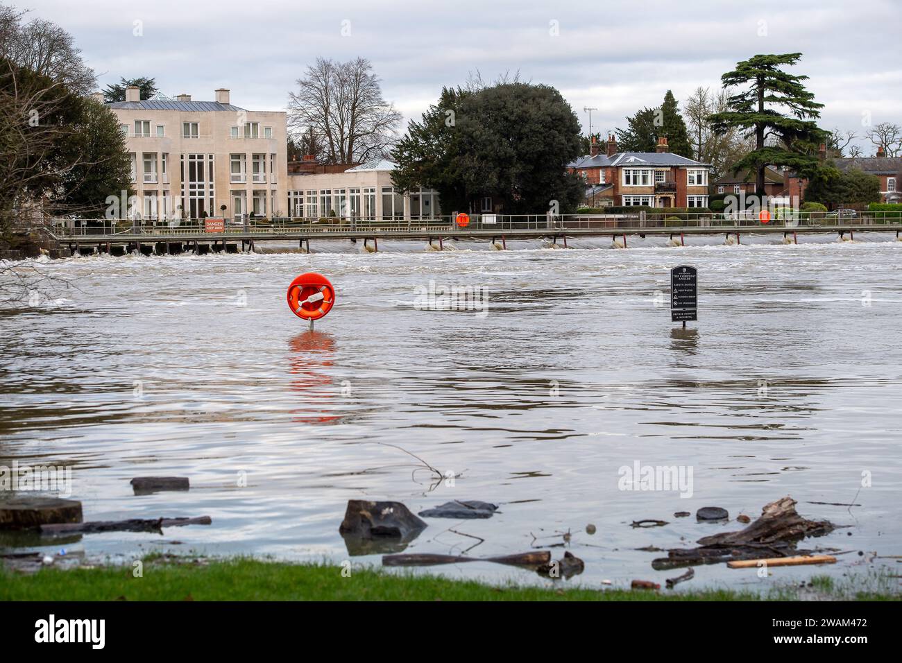 Marlow, UK. 5th January, 2024. Floodwater in the grounds of the ...