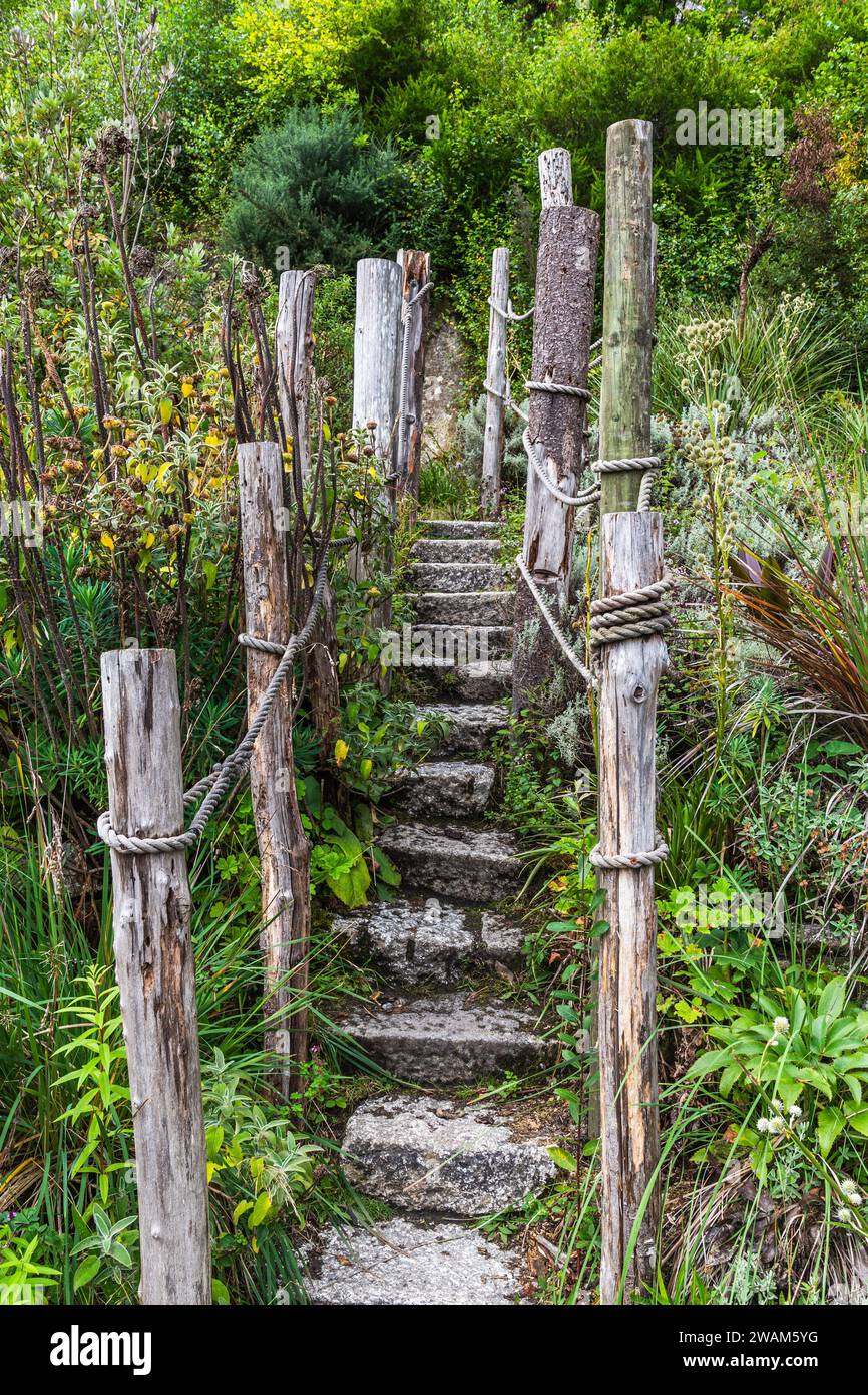 Stone pathway rope railing hi-res stock photography and images - Alamy