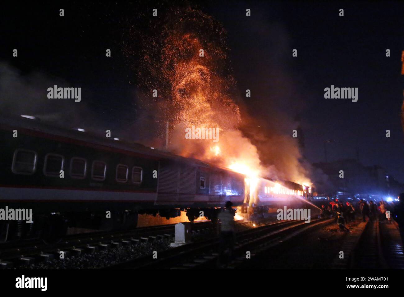 Dhaka, Wari, Bangladesh. 5th Jan, 2024. Bangladeshi rescue personnel ...
