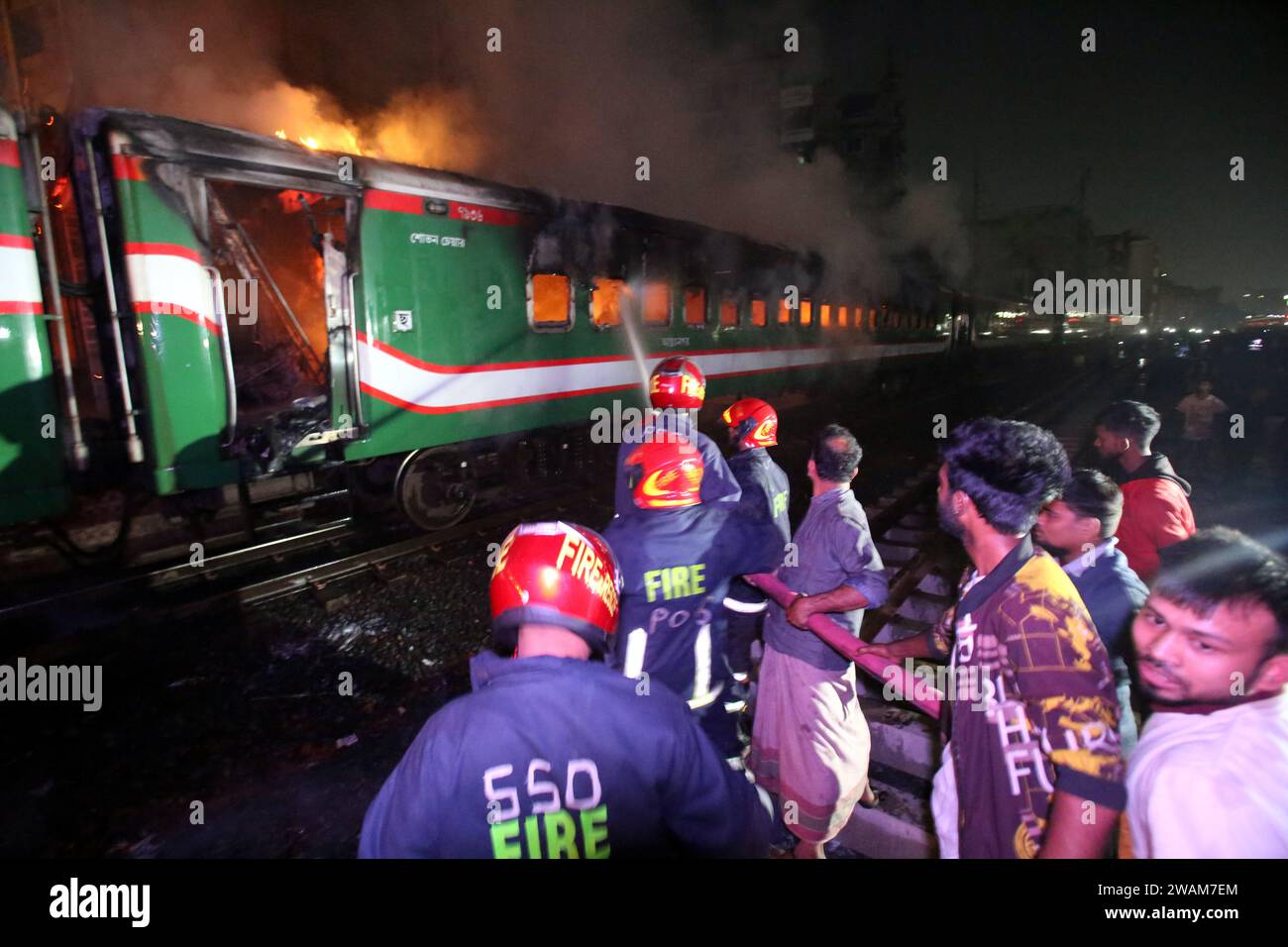 Dhaka, Wari, Bangladesh. 5th Jan, 2024. Bangladeshi rescue personnel ...