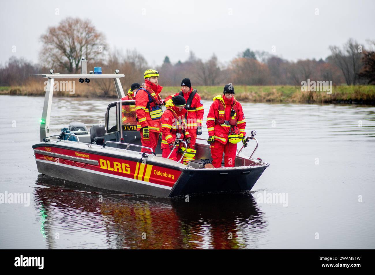 Oldenburg, Germany. 05th Jan, 2024. DLRG emergency services are out on ...