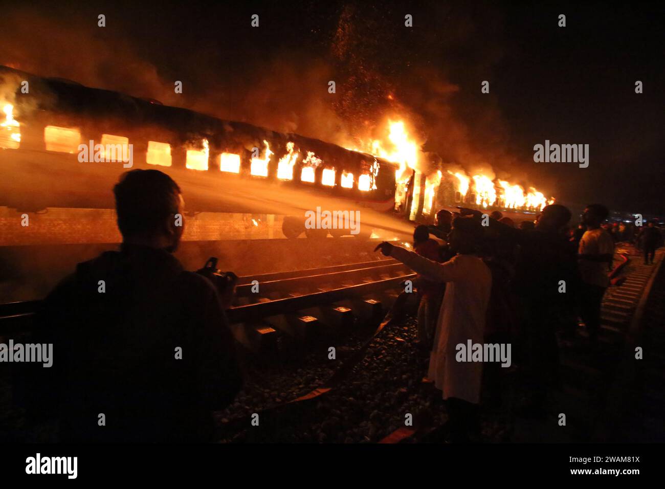 Dhaka, Wari, Bangladesh. 5th Jan, 2024. Bangladeshi rescue personnel ...