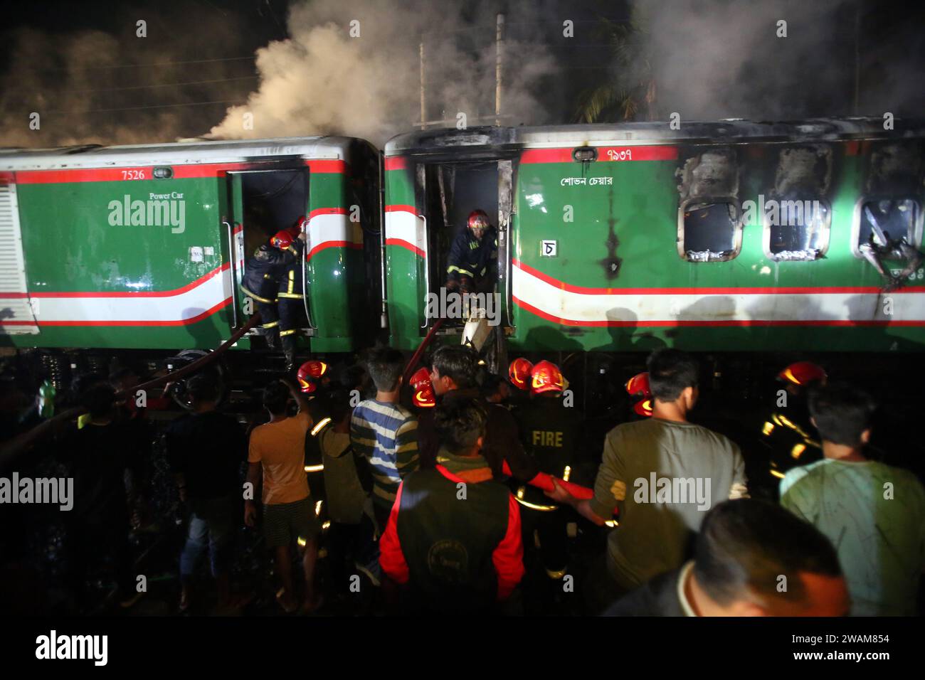 Dhaka, Wari, Bangladesh. 5th Jan, 2024. Bangladeshi rescue personnel ...