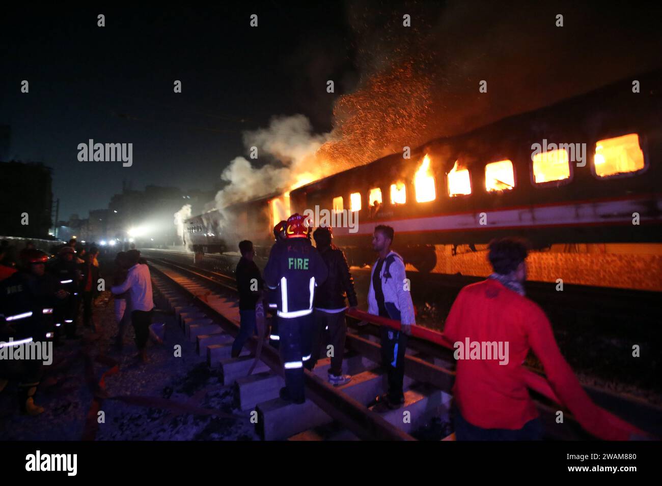 Dhaka, Wari, Bangladesh. 5th Jan, 2024. Bangladeshi rescue personnel ...