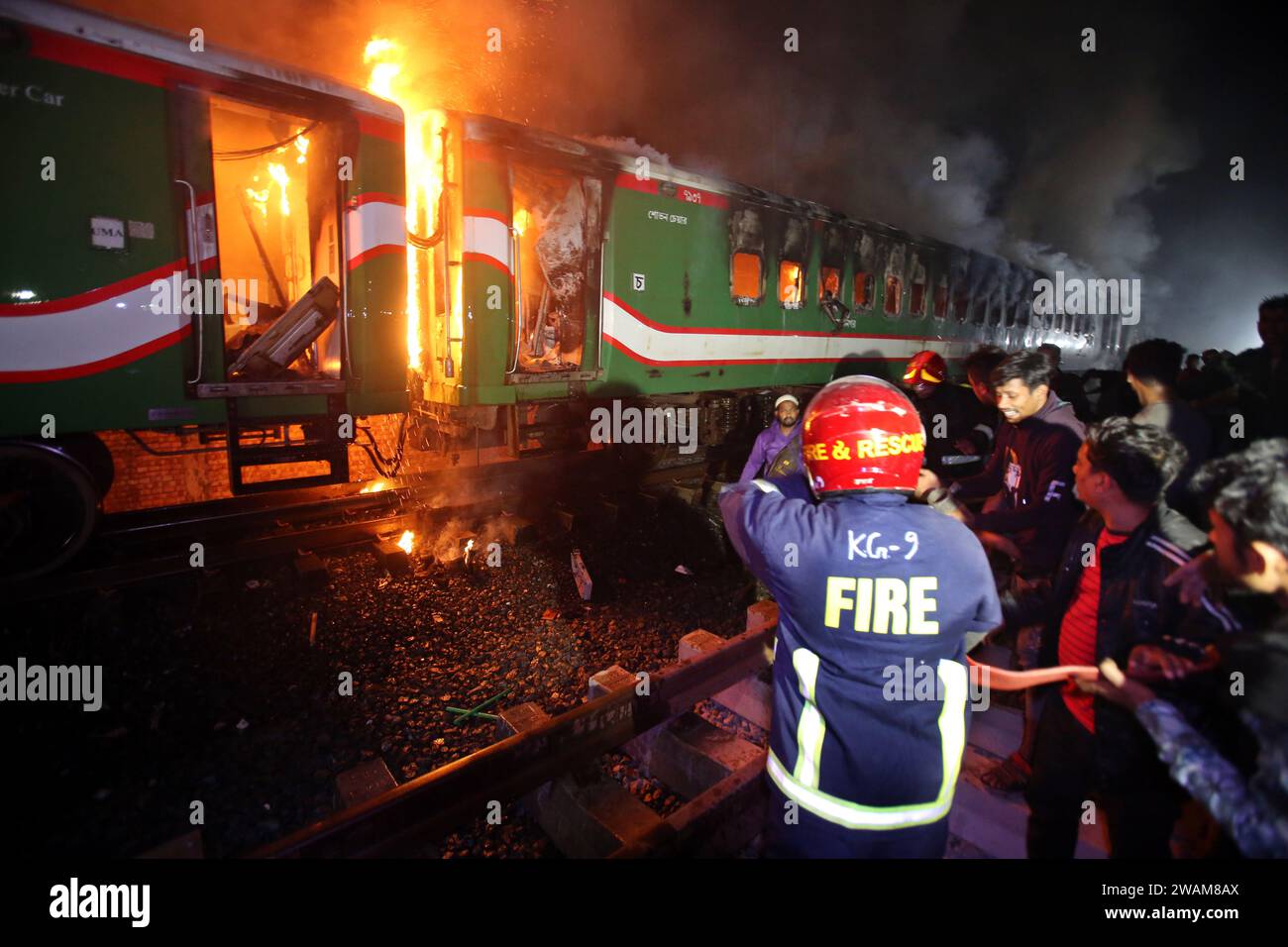 Dhaka, Wari, Bangladesh. 5th Jan, 2024. Bangladeshi rescue personnel ...