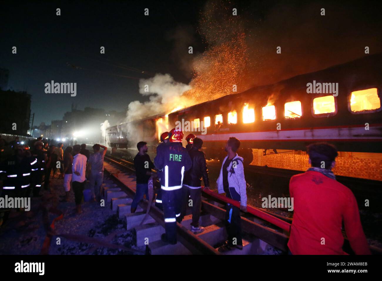 Dhaka, Wari, Bangladesh. 5th Jan, 2024. Bangladeshi rescue personnel ...