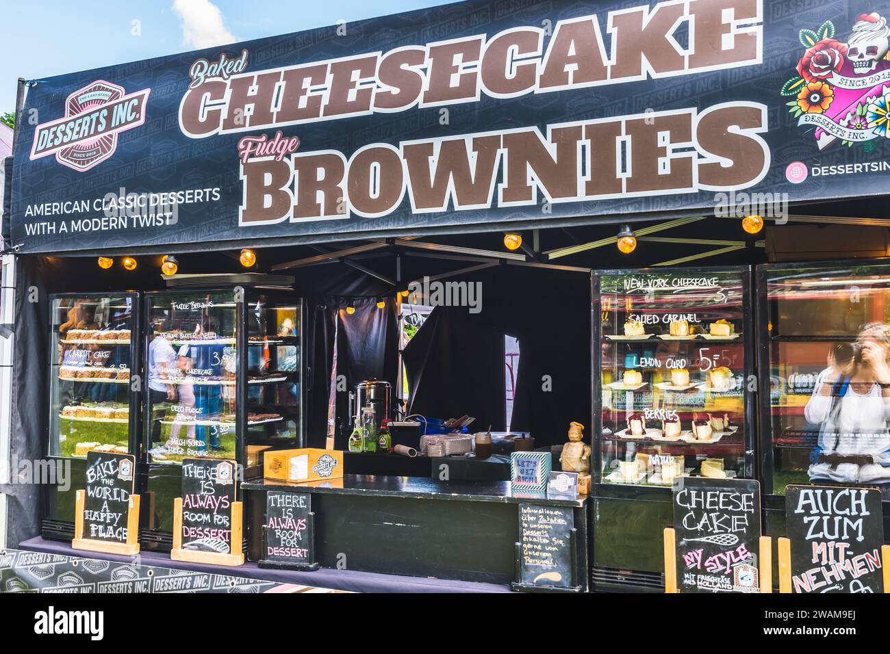 Hockenheim, Deutschland - 18. Mai 2023: Market stall with brownies and ...