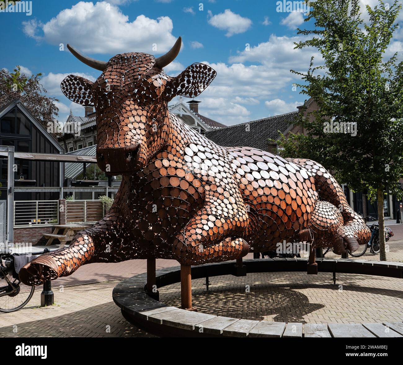 Resting Cow statue by sculptor Jantien Mook in the Koemarkt, Purmerend ...