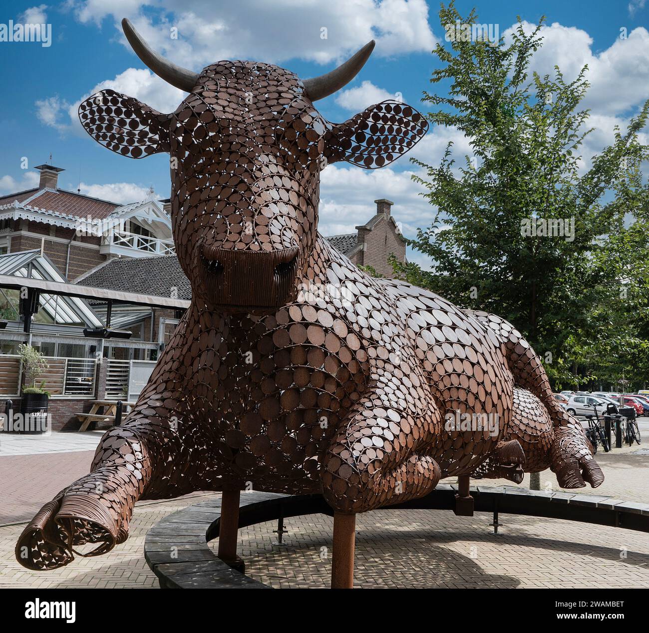 Resting Cow statue by sculptor Jantien Mook in the Koemarkt, Purmerend ...